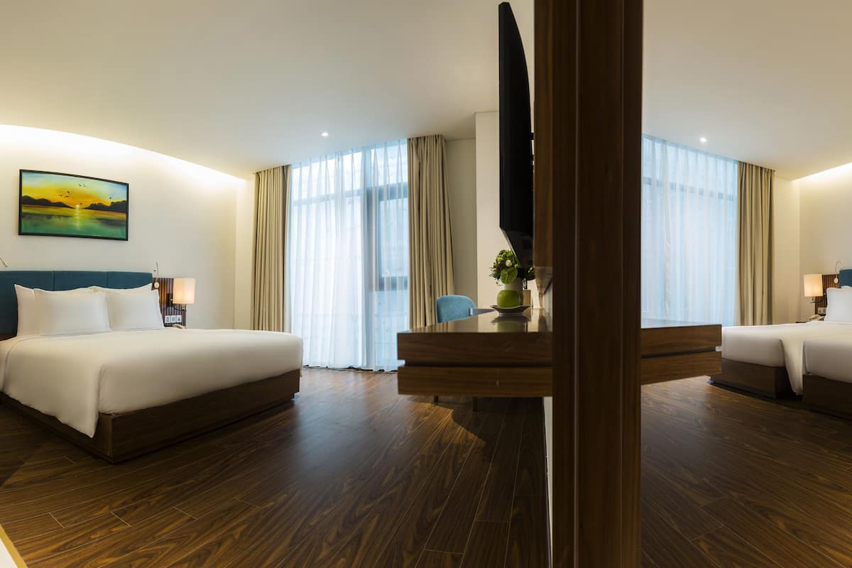 Quarto Familiar | Roupa de alta qualidade, camas de colchão viscoelástico, minibar