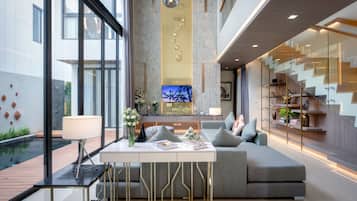 Vila grand, 2 quartos (Pool Grande) | Sala de estar | TV LED 49 polegadas com canais a cabo, TV, livros