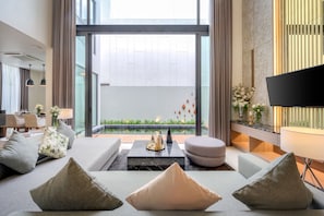 Villa Nobre, 2 quartos (Pool Grande) | Sala de estar | Televisor LED de 49 de polegadas com canais por cabo, televisor, livros 
