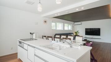 Vila superluxo, 3 quartos, para não fumantes, terraço | Cozinha privada | Geladeira, micro-ondas, cooktop, cafeteira/chaleira