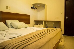 Quarto casal | Frigobar, escrivaninha, cortinas blackout, ferros/tábuas de passar roupa