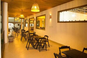 Café da manhã com buffet grátis todos os dias