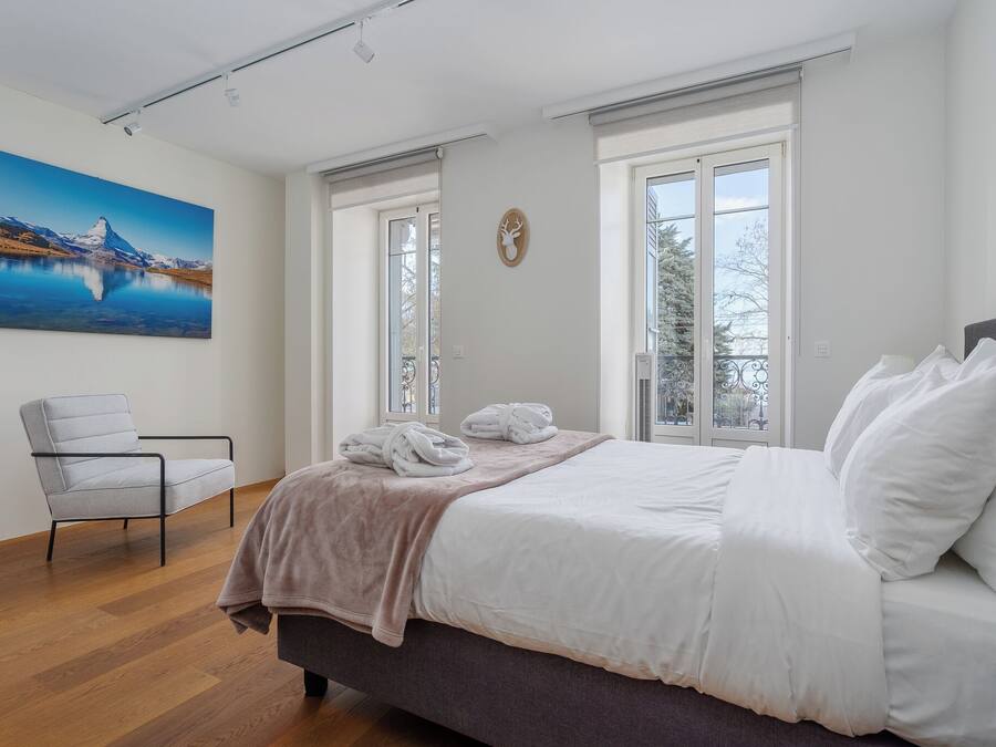 Apartamento Deluxe, 3 quartos, vista para o lago (Third Floor) | Com decoração personalizada, com mobília individualizada, secretária