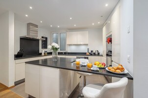 Apartamento luxo, 3 quartos, vista para o lago (Third Floor) | Cozinha privada | Geladeira, micro-ondas, fogão, cooktop