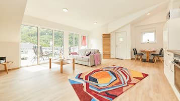 Apartamento, varanda | Sala de estar | TV de ecrã plano