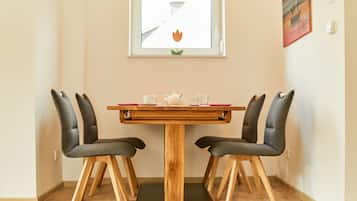 Apartamento, varanda | Refeições no quarto