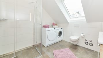 Apartamento, sacada | Banheiro | Chuveiro, secador de cabelo, toalhas de banho