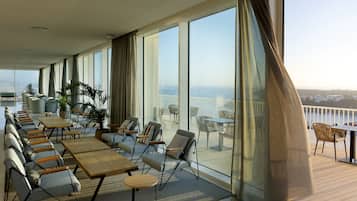 2 bares/lounges, bar ao lado da piscina