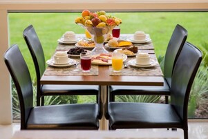 Café da manhã com buffet grátis todos os dias