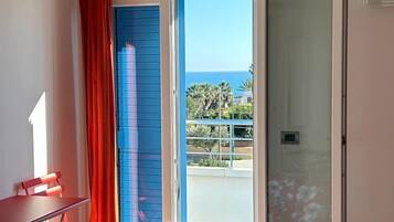 Quarto Duplo, varanda, vista para o mar | Minibar, cofre no quarto, secretária