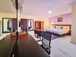 Quarto Executivo | Cofre no quarto, secretária