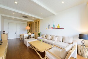 Suite with Lake View | Sala | Televisor LED de 42 polegadas com canais por cabo, televisor 