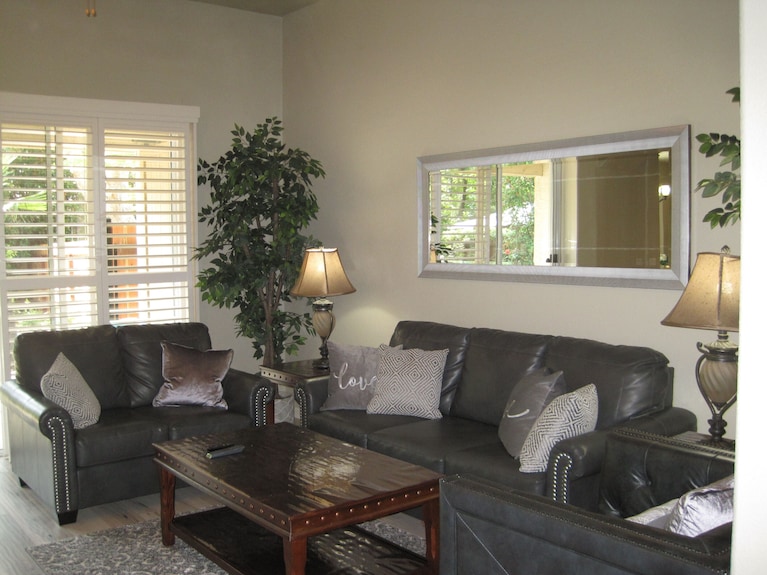 Cómoda Unidad Privada De 3 Dormitorios / 2 Baños Con Patio Trasero - Rocklin, CA