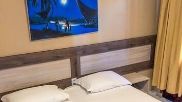 Suíte | Frigobar, escrivaninha, Wi-Fi de cortesia, roupa de cama