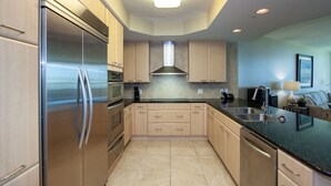 Condo, várias camas, piscina particular, vista para o oceano | Cozinha privada