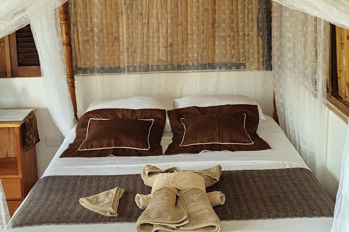 Cabana econômica | Roupas de cama premium, cofres nos quartos, individualmente decorados