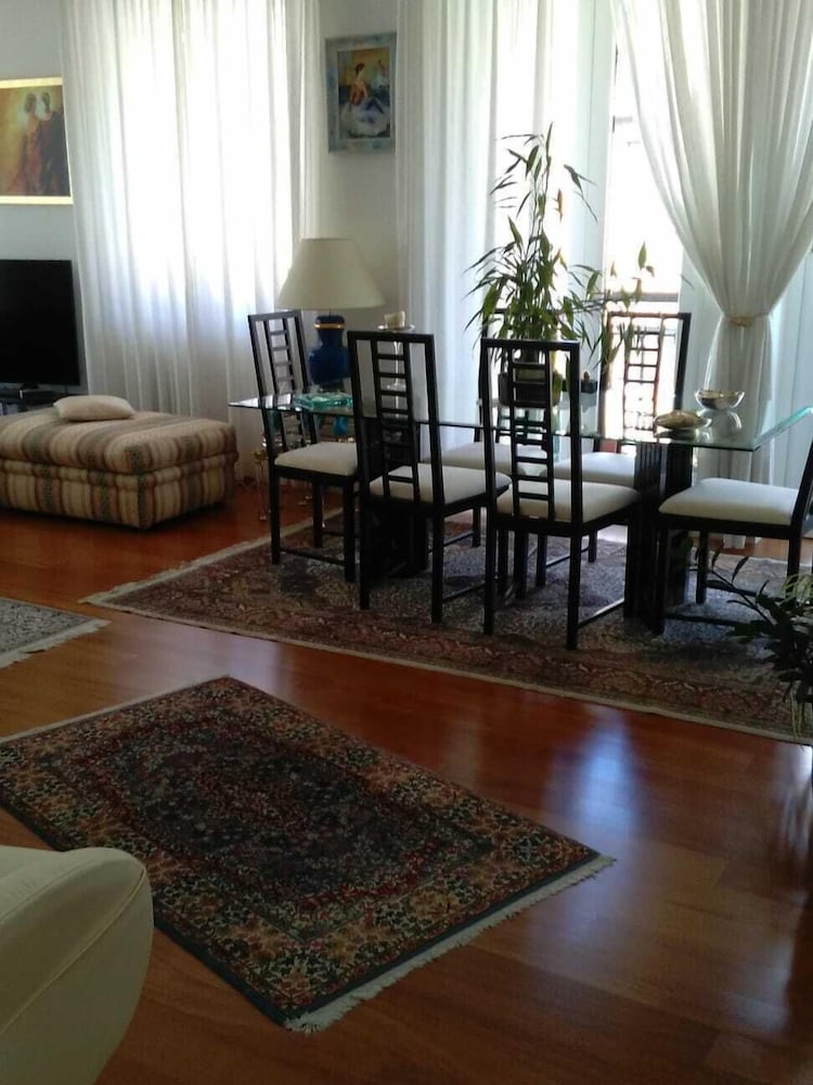 Charming Classy<br><br> - Como