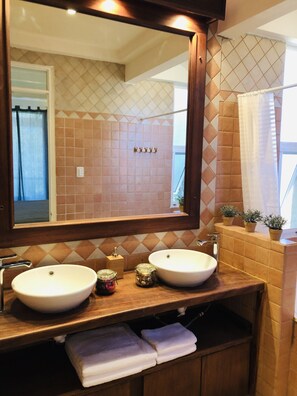 Chuveiro, toalhas de banho