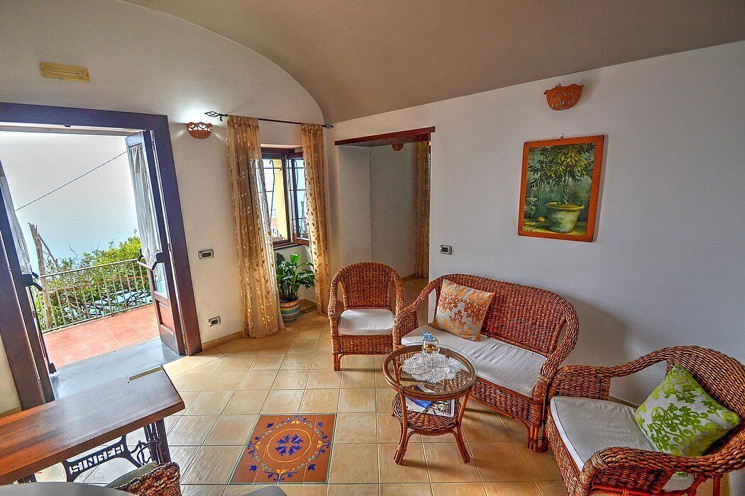 Villa Almerina: Una Elegante Ed Accogliente Casa Indipendente Su Tre Piani Rivolta Al Sole E Al Mare. - Praiano