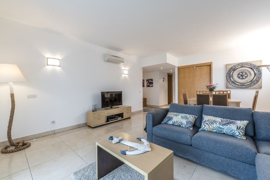 2 Bedroom Ground Floor Apartment, Located On The Award Winning Lagos Marina - Lagos