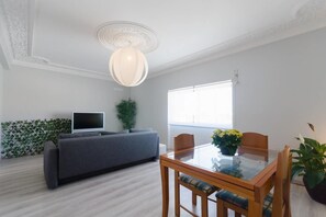 Apartamento Familiar, 3 quartos, vista para a montanha | Sala de estar | Televisor LCD de 43 polegadas com canais por cabo, televisor 