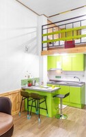 Dúplex | Kitchenette privada | Um frigorífico, um micro-ondas, uma placa de cozinha 