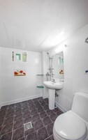 Duplex | Banheiro | Chuveiro, produtos de toalete grátis, secador de cabelo 