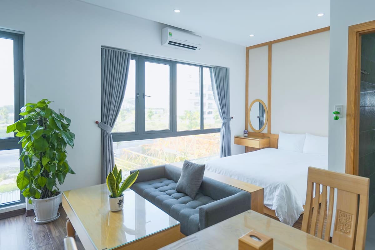 Apartamento panorâmico, 1 cama Queen e sofá-cama | Sala de estar | Smart TV 49 polegadas com canais a cabo, TV, lareira