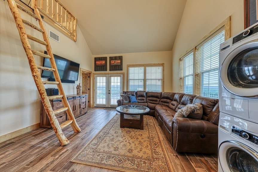 Lake Travis Waterfront Med Resort Style Pool - Texas