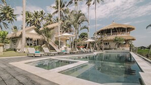 Piscina externa, guarda-sóis, espreguiçadeiras