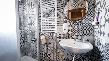 Quarto solteiro clássico | Banheiro | Chuveiro, secador de cabelo, toalhas de banho, sabonete