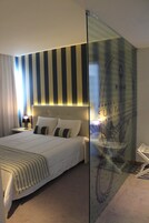 Cortinas/cortinados opacos, quartos insonorizados, Wi-fi grátis 