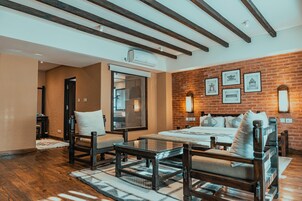 Minibar, secretária, Wi-fi grátis, roupa de cama fornecida