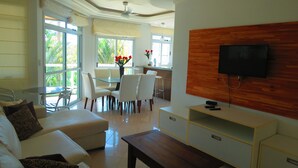 Apartamento, várias camas (Cod 007) | Sala de estar | Televisor