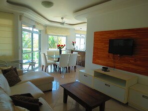 Apartamento, várias camas (Cod 007) | Sala de estar | Televisor 