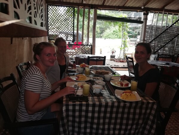 Café da manhã inglês todos os dias (USD 1.70 por pessoa)