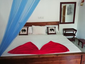 Quarto triplo standard | Espaço de trabalho para notebook, Wi-Fi de cortesia