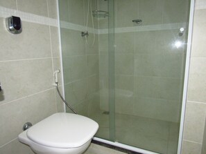 Apartamento, 3 quartos | Casa de banho | Um polibã, toalhas fornecidas 