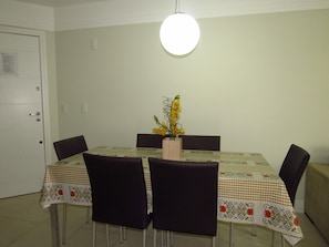 Apartamento, 3 quartos | Refeições no quarto