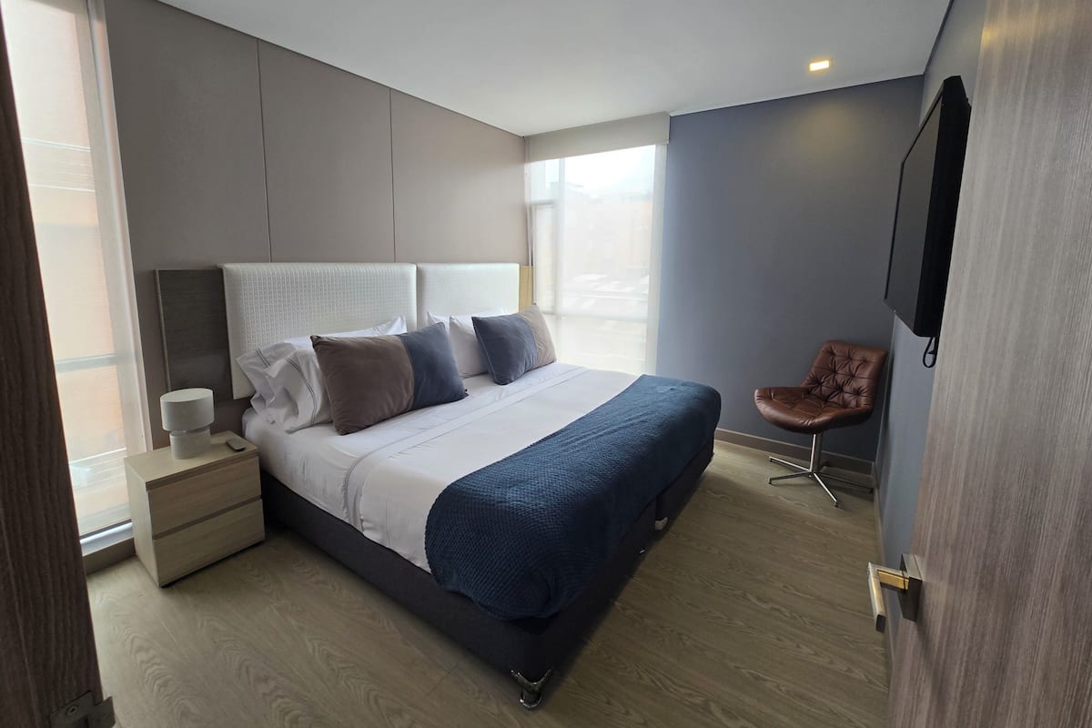 Apartamento Superior | Roupa de alta qualidade, edredões de penas, cofre no quarto, secretária 