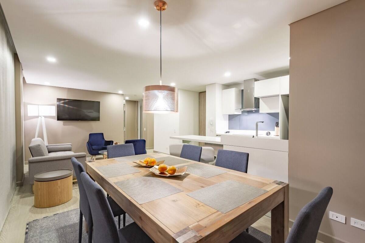 Apartamento Familiar | Sala de estar | Smart TV de 43 polegadas com canais por cabo, televisor 