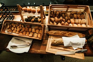 Pequeno-almoço tipo buffet diário (11 EUR por pessoa)