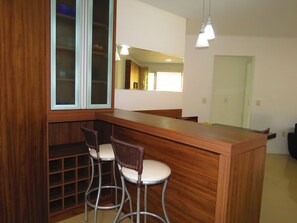 Apartamento, 3 quartos (Cod 397) | Cozinha americana privada | Geladeira grande, micro-ondas, cooktop