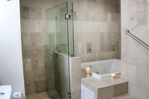 Quarto de Luxo, 1 cama king-size, banheira de hidromassagem grande | Lençóis de algodão egípcio, roupa de alta qualidade, edredões de penas