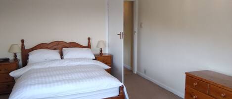 Quarto Triplo | Ferro/tábua de engomar, Wi-fi grátis, roupa de cama fornecida