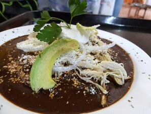 Café da manhã com pratos da culinária local grátis todos os dias