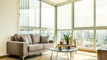 Apartamento Deluxe, 2 quartos | Sala de estar | Smart TV de 55 polegadas com canais por cabo, televisor