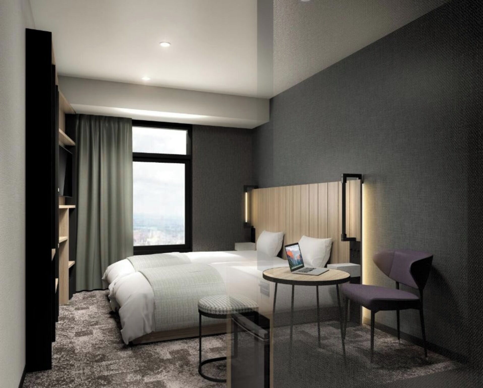 Quarto de hotel com cama, escrivaninha, cadeira, janela e vista para a cidade.