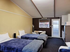 Studio Unit 2A with Single Person Tub | Individualmente mobiliados, Wi-Fi de cortesia, roupa de cama