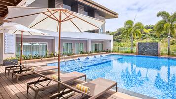 Piscina exterior, da(s) 7:00 à(s) 22:00, guarda-sóis, espreguiçadeiras